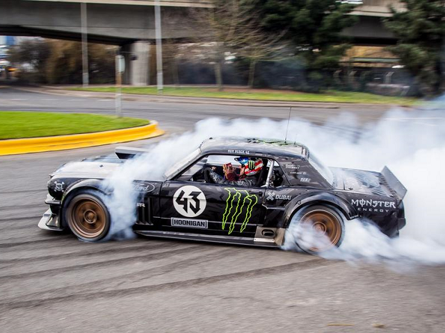 Video: 845-koňový Mustang Kena Blocka rozbíja londýnske cesty ...