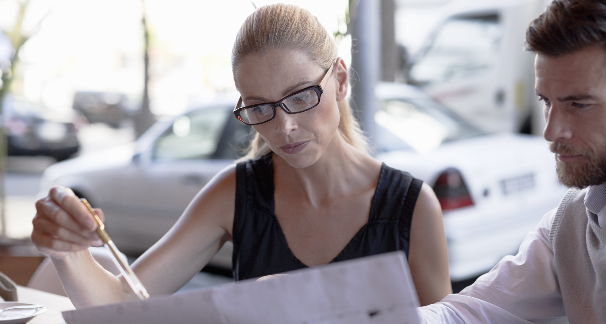 Vláda chce viac peňazí z predaja áut, zaplatí ich kupujúci. Pravidlá ...