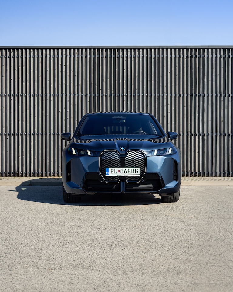 TEST: BMW iX xDrive 45: Ide proti prúdu hneď vo viacerých aspektoch ...