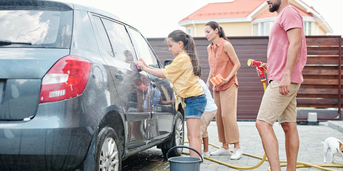 Za umytie auta na svojom parkovisku dostali pokutu, udala ich suseda ...